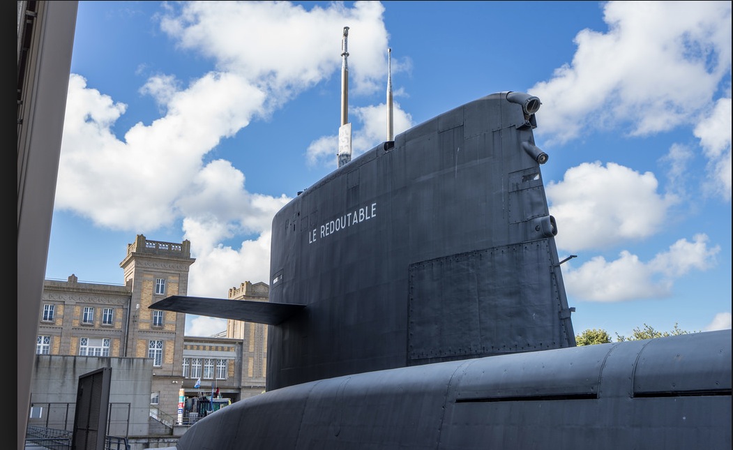 Le sous-marin Le redoutable est le premier sous-marin nucléaire à être ...
